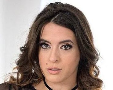 Burcu Özberk Wiki, Boy, Husband Name, Family, Height & More